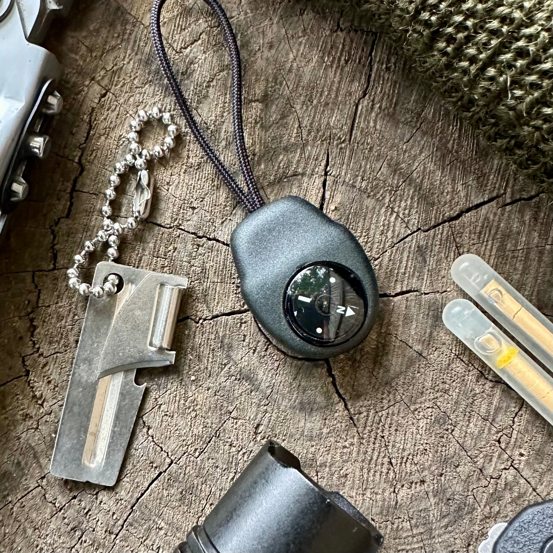 Button Compass with Lanyard – Spycraft 101